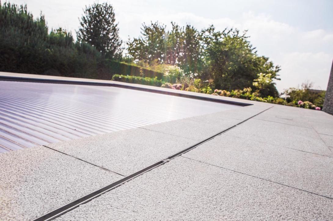 Een afvoergoot met sleuf plaatsen op een terras: hoe begin je eraan ...